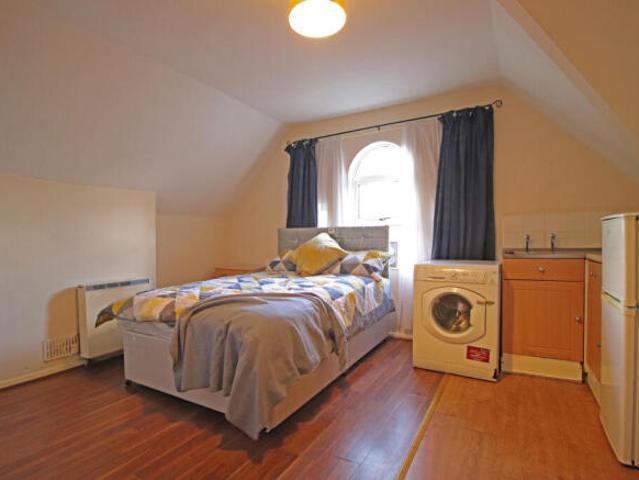 Studio flat for rent in Chaucer Road, Bedford, MK40