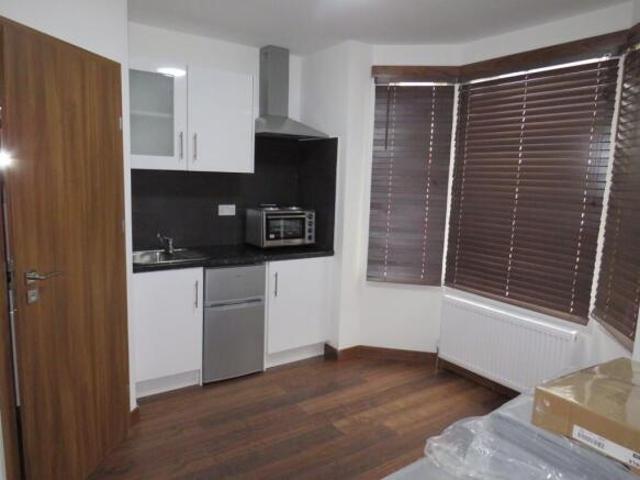 Studio flat for rent in Chalvey Road East, Slough, SL1