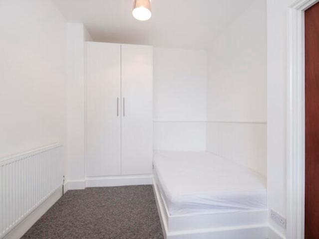 Studio flat for rent in Chamberlayne Road, Kensal Rise NW10