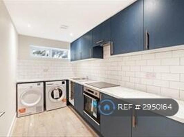 Studio flat for rent in Chase Side Crescent, Enfield, EN2