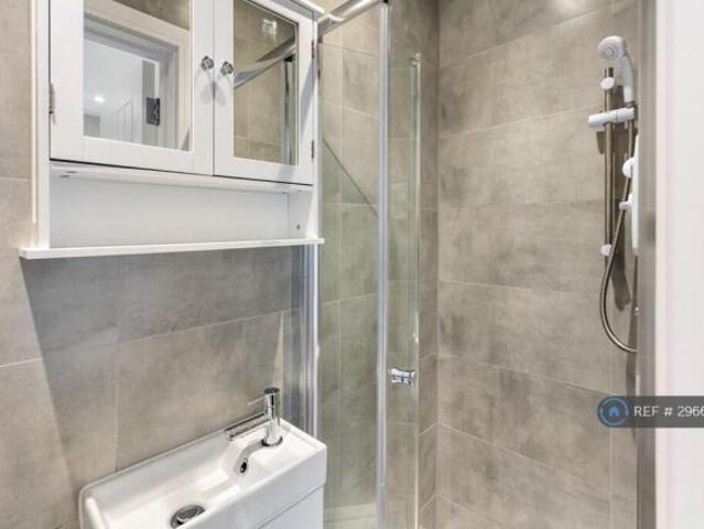 Studio flat for rent in Cheam, Sutton, SM3