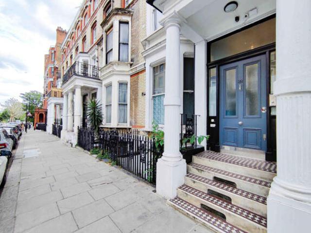 Studio flat for rent in Cheniston Gardens, Kensington, London, W8