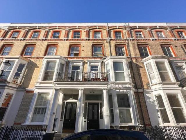 Studio flat for rent in Cheniston Gardens, Kensington, London, W8