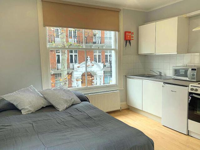 Studio flat for rent in Cheniston Gardens, Kensington, London, W8