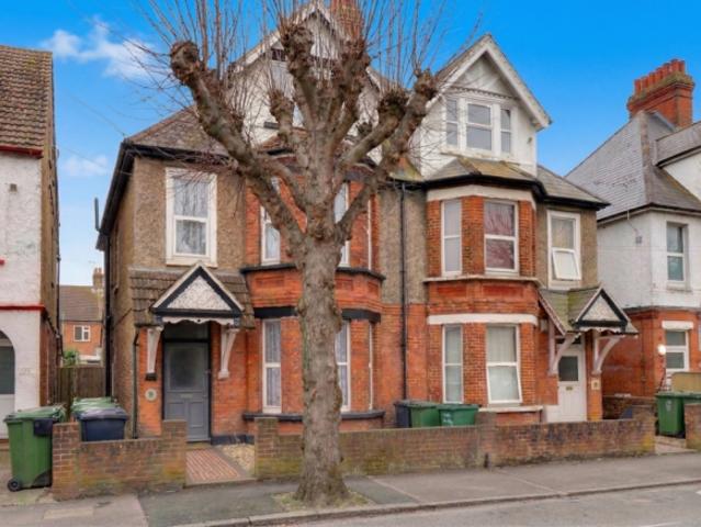 Studio flat for rent in Cheriton Road, Folkestone, Kent, CT20