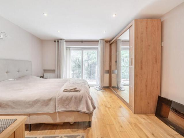 Studio flat for rent in Chiswick High Road, Chiswick, London, W4