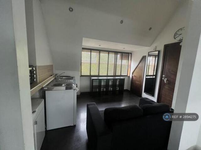 Studio flat for rent in Chiswick High Road, London, W4