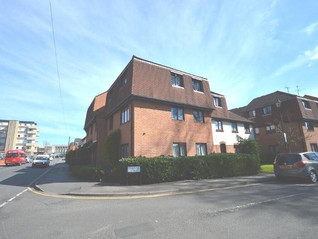 Studio flat for rent in Church Street, Slough, Berkshire, SL1