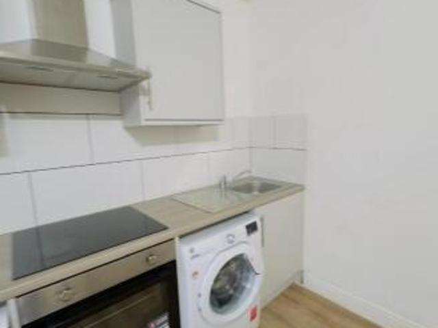 Studio flat for rent in Church Road, Leeds, West Yorkshire, LS12