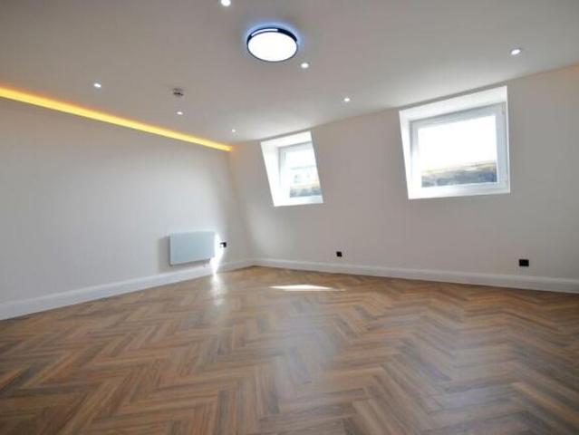 Studio flat for rent in Church Road, London, W3