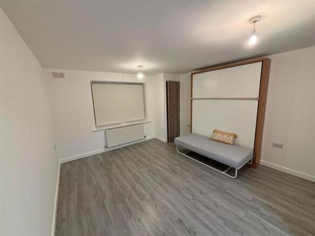 Studio flat for rent in Church Road, St. George, BS5