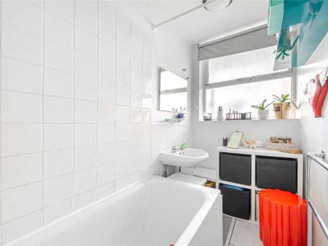 Studio flat for rent in Churchill Gardens, London, SW1V