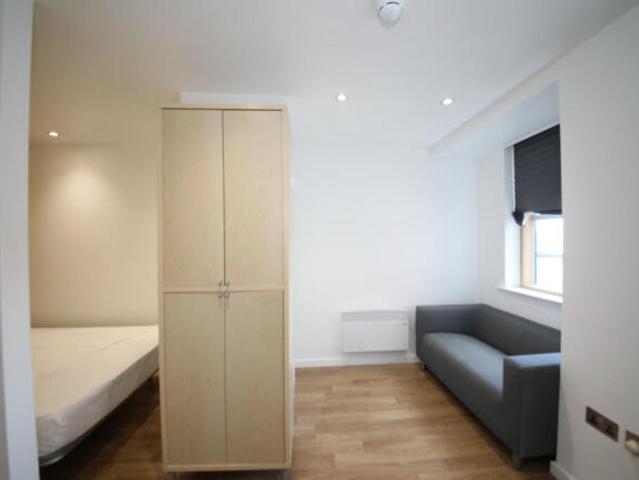 Studio flat for rent in City Living Studio West Point Wellington Street, Leeds, West Yorkshire, LS1