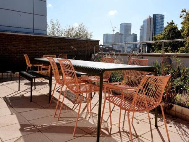 Studio flat for rent in Commercial Road, London, E14