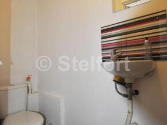 Studio flat for rent in Commercial Road, London, E14