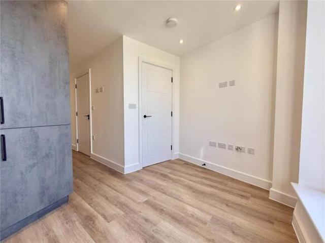 Studio flat for rent in Commercial Road, Poole, Dorset, BH14