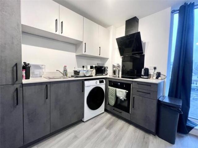 Studio flat for rent in Commercial Road, Poole, Dorset, BH14