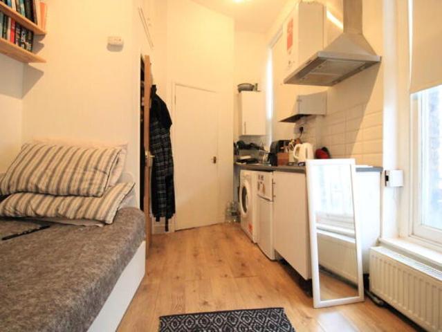 Studio flat for rent in Commercial Street, London E1