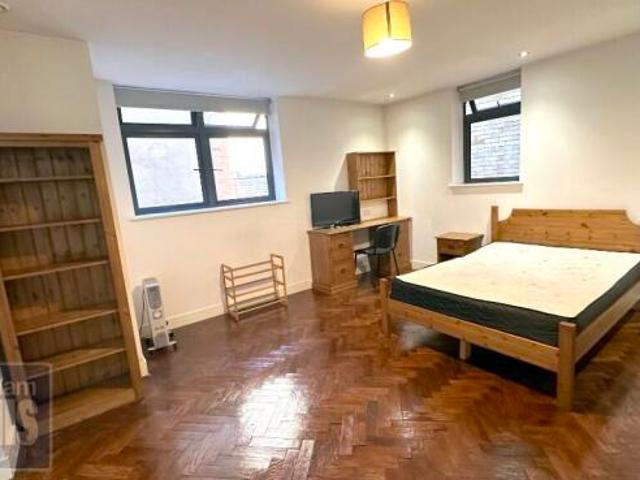 Studio flat for rent in Commercial Street, Sheffield, S1