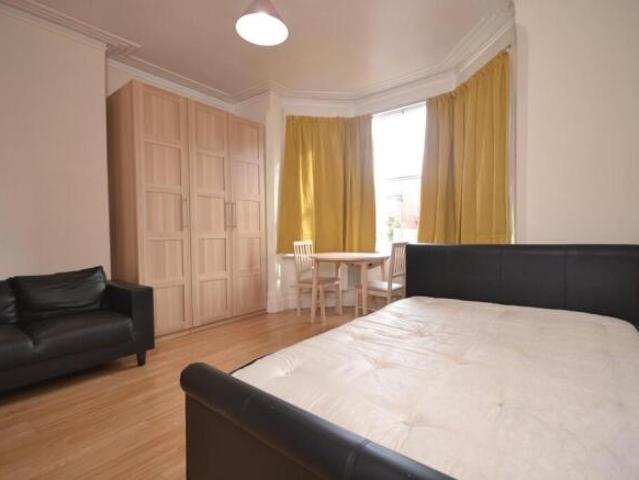 Studio flat for rent in Connaught Road, Reading, RG30