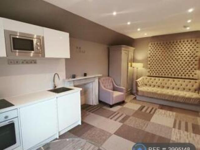 Studio flat for rent in Coates Gardens, Edinburgh, EH12
