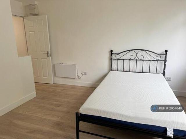 Studio flat for rent in Coburg Crescent, London, SW2