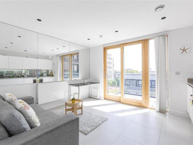 Studio flat for rent in Cobblestone Square, London, E1W