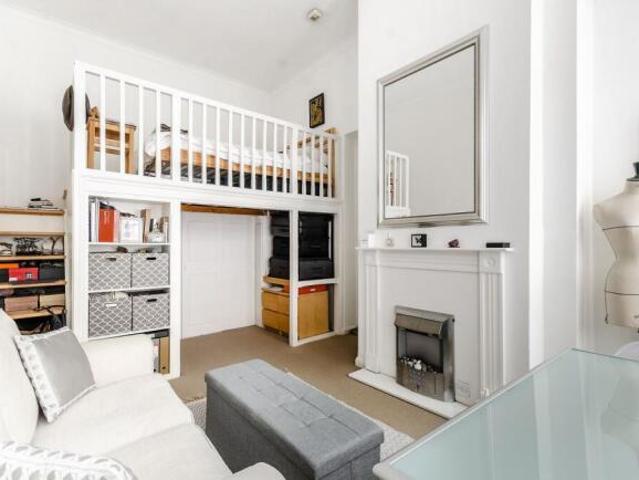 Studio flat for rent in Collingham Gardens, South Kensington, London, SW5