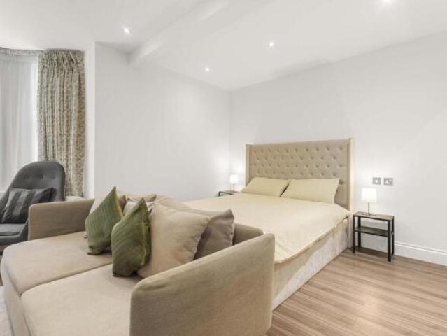 Studio flat for rent in Collingham Place, London, SW5