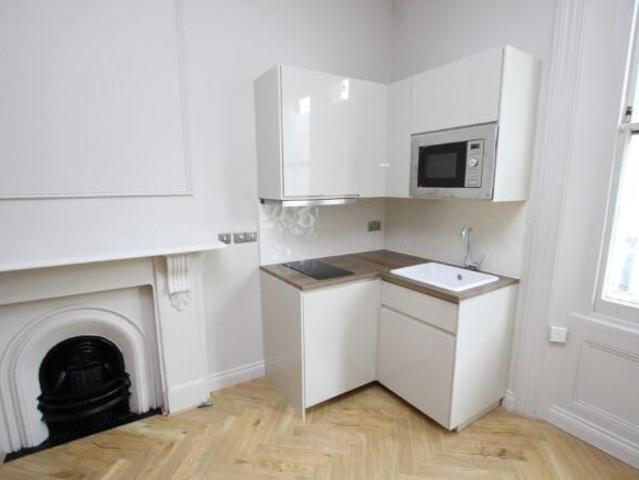 Studio flat for rent in Clanricarde Gardens, London, W2
