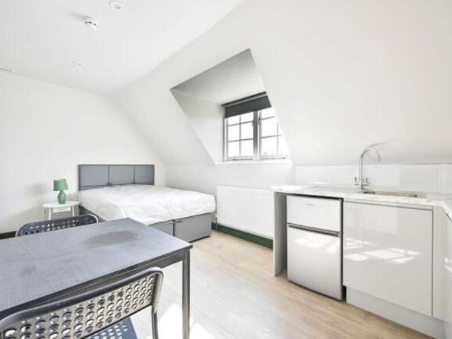 Studio flat for rent in Clapham High Street, London, SW4