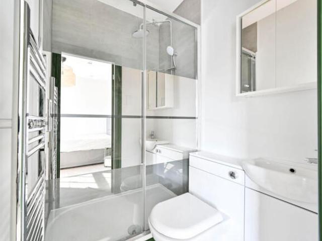 Studio flat for rent in Clapham High Street, London, SW4
