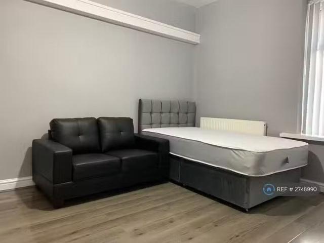 Studio flat for rent in Claremont, Bradford, BD7