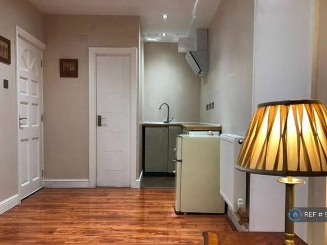 Studio flat for rent in Claremont Road StainesUponThames TW18