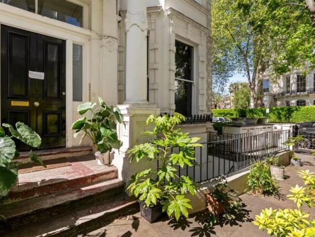 Studio flat for rent in Clifton Gardens, Warwick Avenue Station, W9