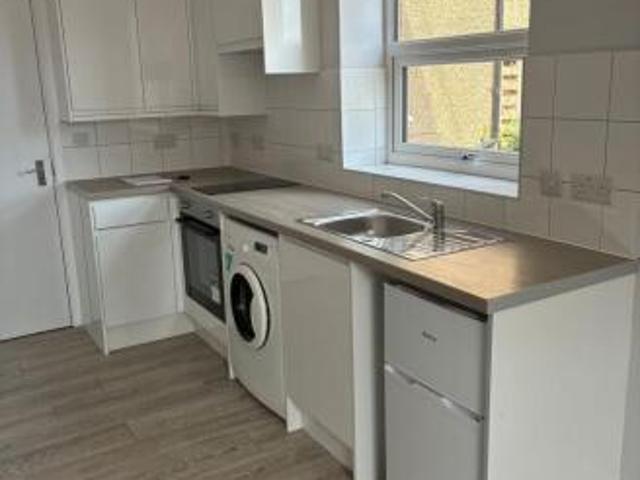 Studio flat for rent in Clifton Road, Slough, SL1