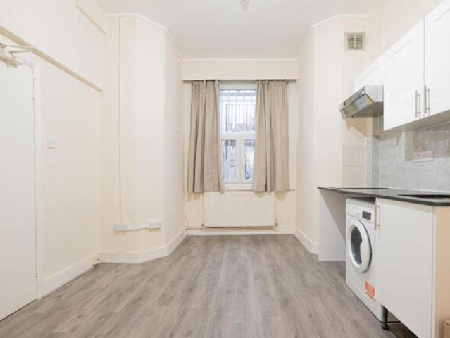 Studio flat for rent in Cromwell Road, Earls Court, London, SW5