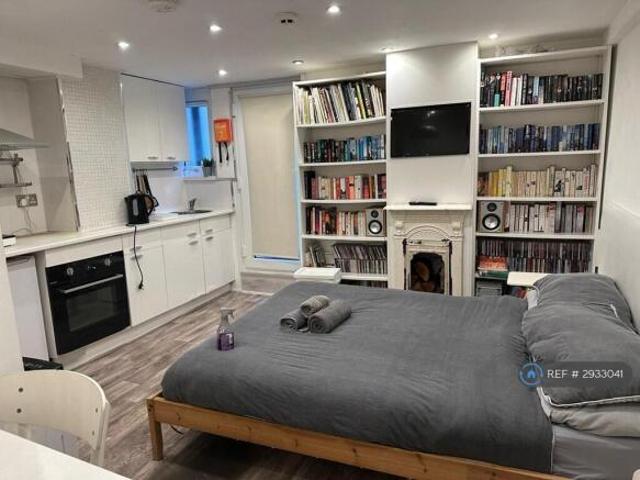 Studio flat for rent in Cross Green Lane, Leeds, LS9