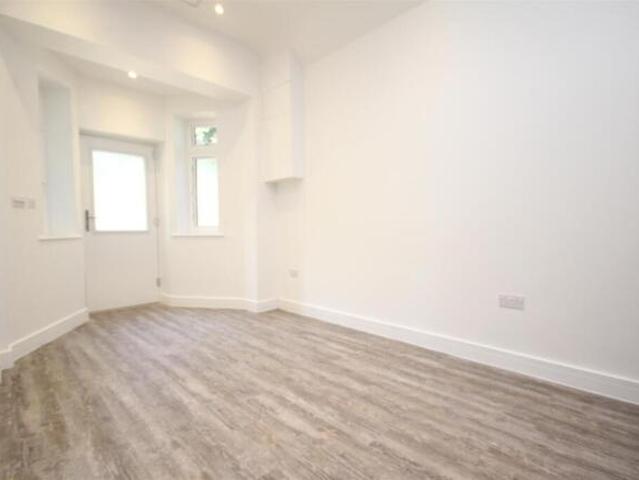 Studio flat for rent in Cross Lanes, Guildford, GU1
