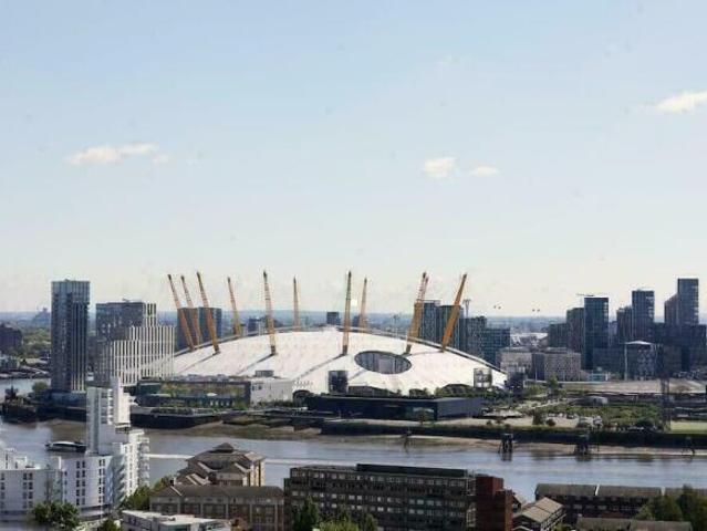 Studio flat for rent in Crossharbour Plaza, London, E14