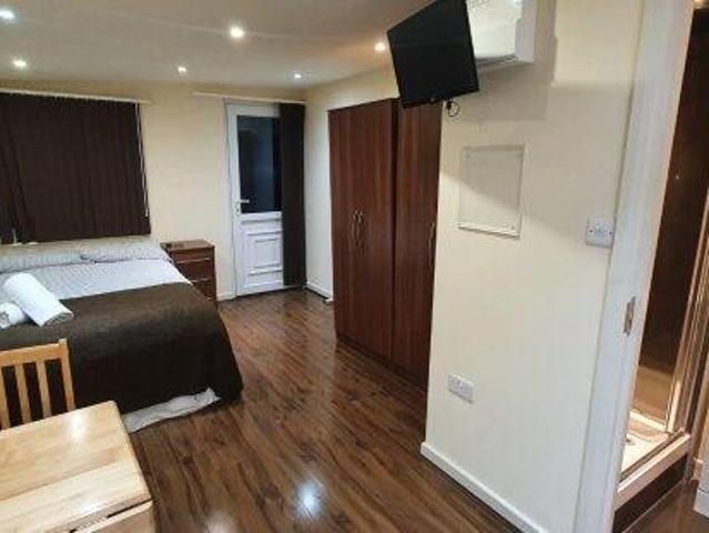 Studio flat for rent in Cranhurst Road, NW2