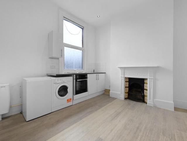 Studio flat for rent in Cricklewood Broadway, Camden, London, NW2
