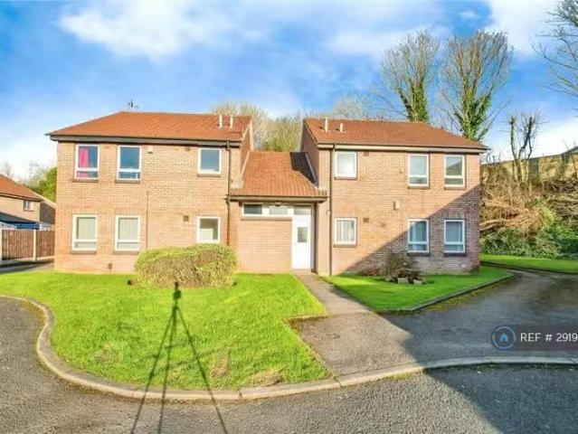 Studio flat for rent in Cumberland Close, Bury, BL9