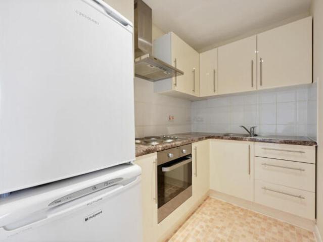 Studio flat for rent in Cygnet House, Belsize Road, Camden, London, NW6
