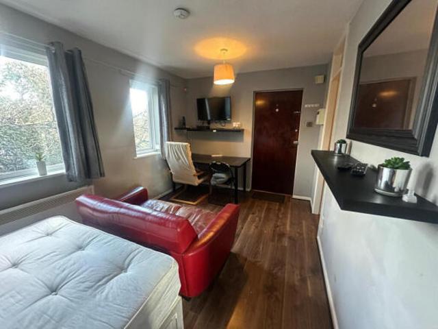 Studio flat for rent in Daniel Close, Warrington, Cheshire, WA3