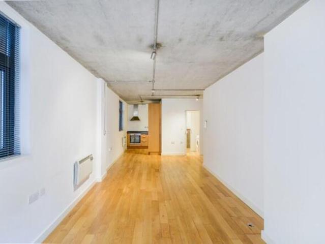 Studio flat for rent in Dalston Lane, London, E8