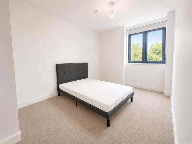 Studio flat for rent in Dawsons Square, Pudsey, LS28