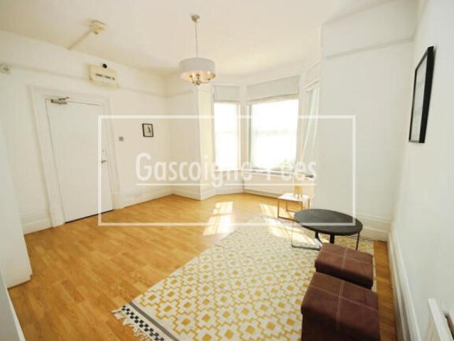 Studio flat for rent in Dene Road, Guildford, GU1