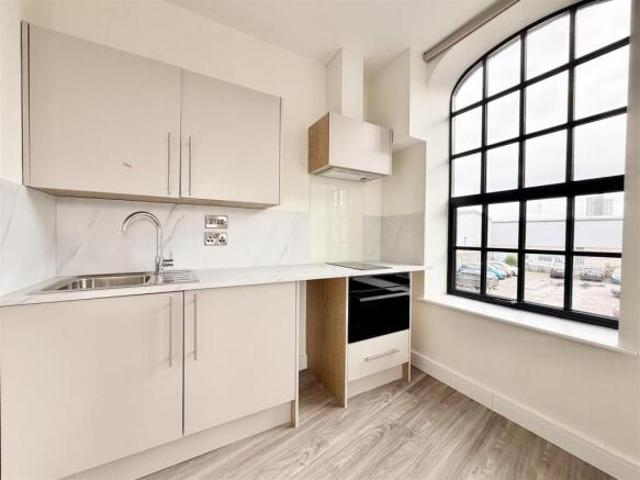 Studio flat for rent in Deluxe First Floor Studio Oracle, Roden Street, NG3