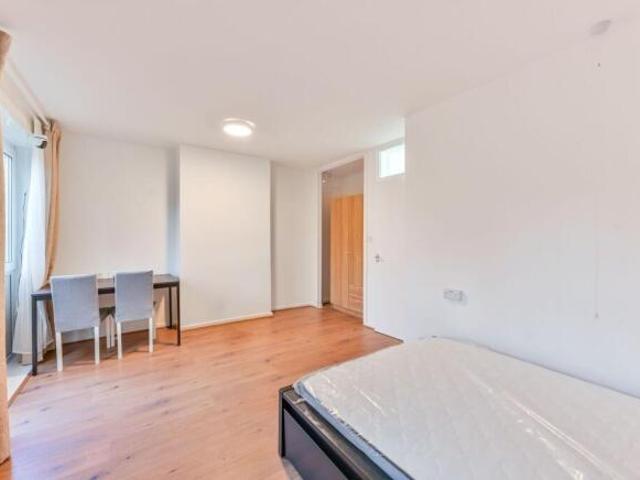 Studio flat for rent in Delamere Terrace, Little Venice, London, W2